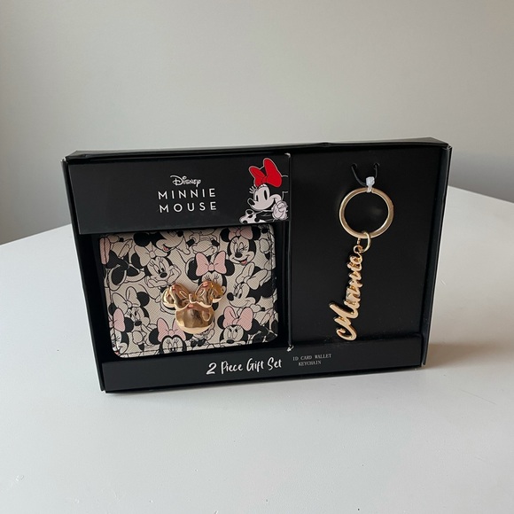 Disney | Bags | Nwt Disney 2piece Gift Set Minnie Mouse Id Cardholder ...